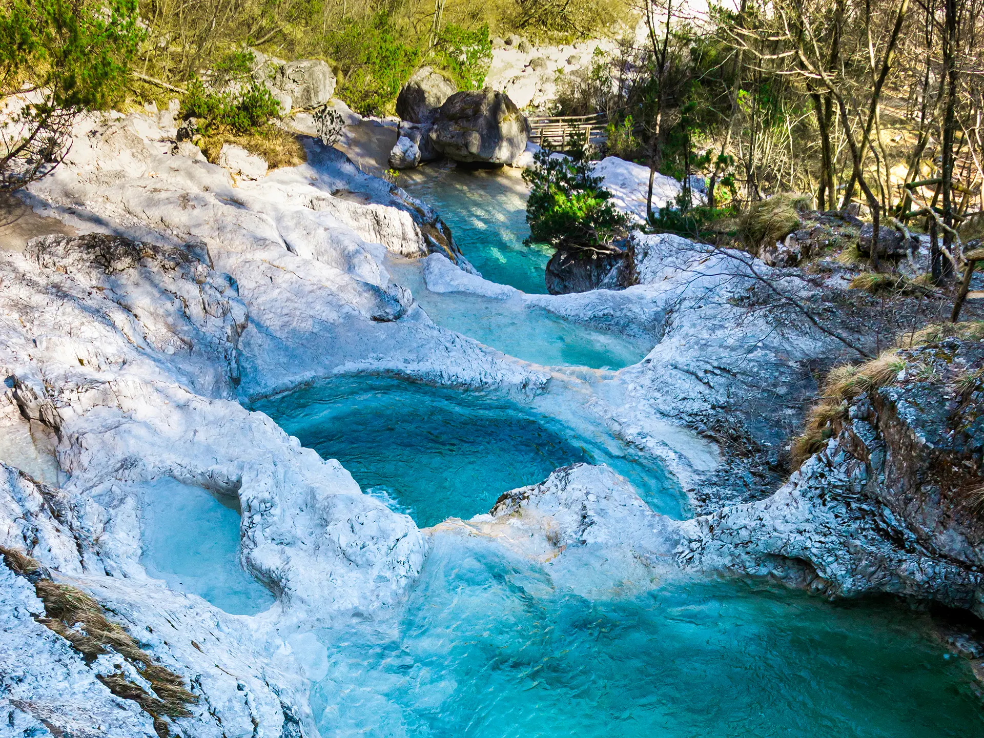 Lago del Mis: emerald waters amidst hidden waterfalls and canyons ...